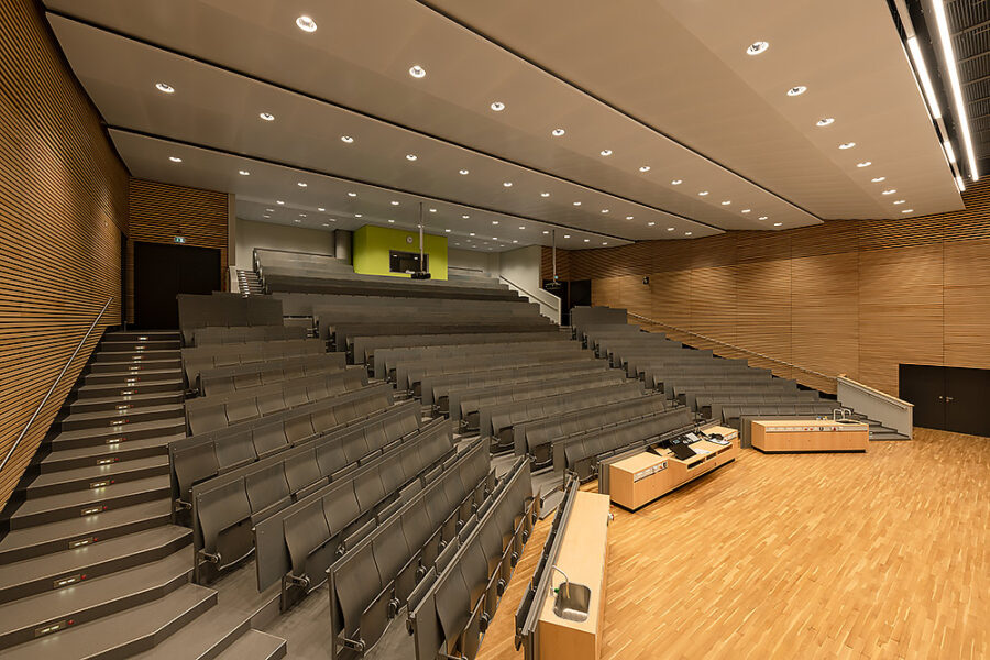 Architekturfotograf Max an der Uni Bayreuth | maxhoerathdesign.de